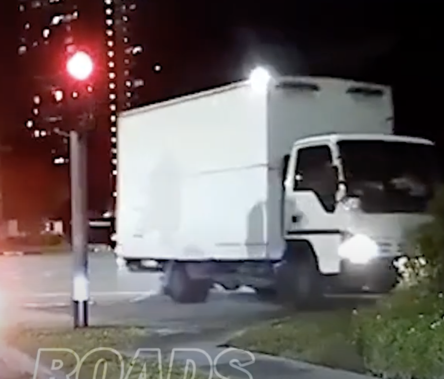 Lorry mounts curb when making a right turn